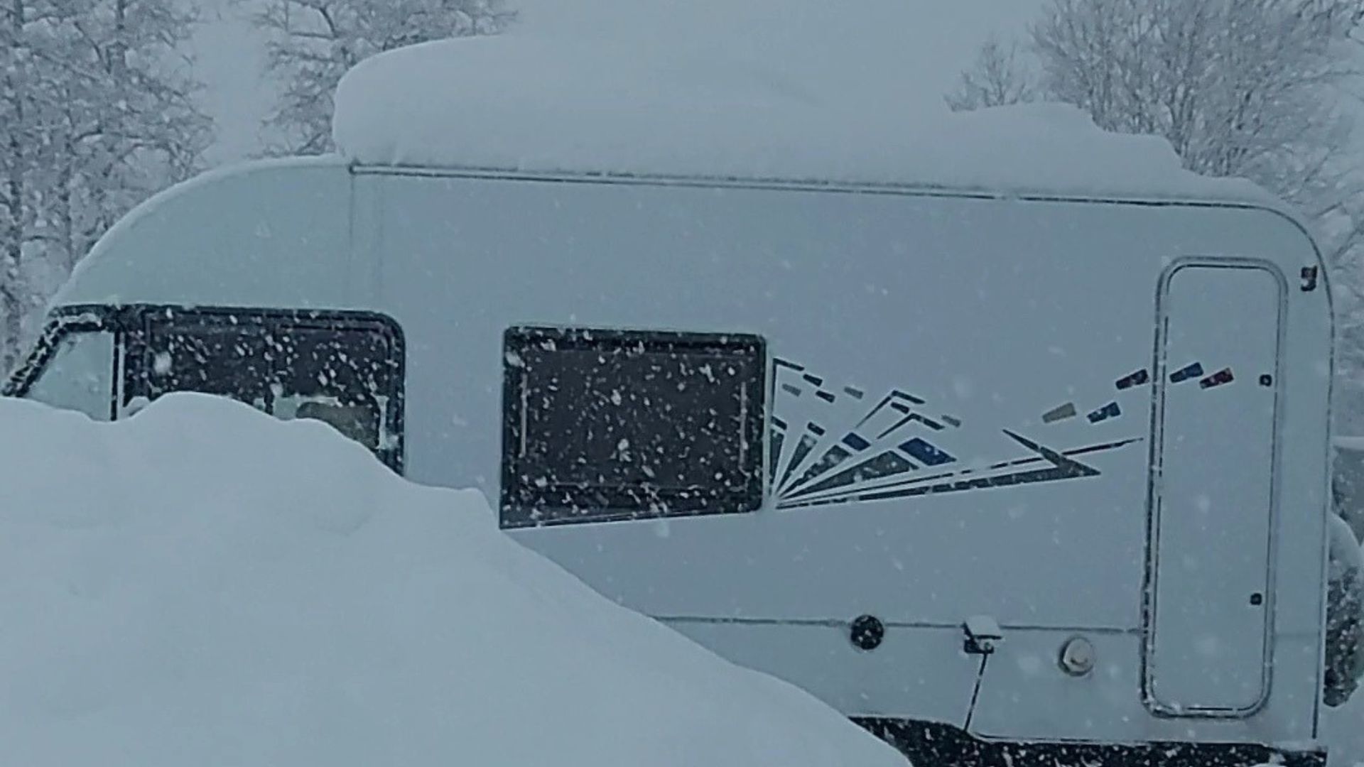 How Much Snow Can RV Roof Hold & Can It Collapse It? – Motorhome King